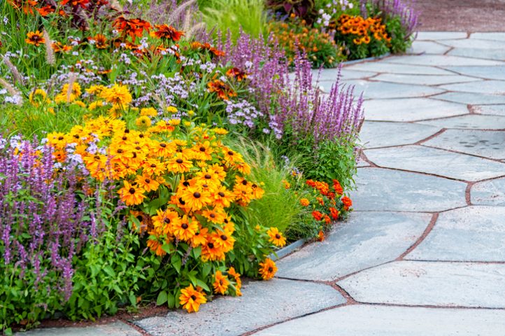 How to Design your Garden by Color - Cottage style decoratin