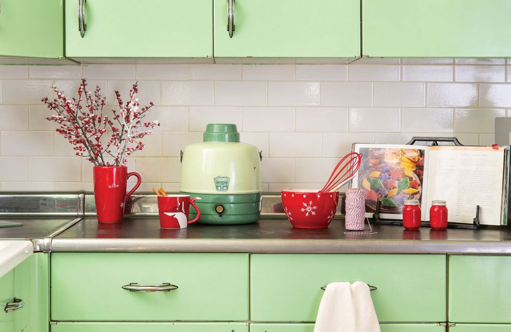 Vintage Christmas in a Craftsman Kitchen - Cottage style decorating ...