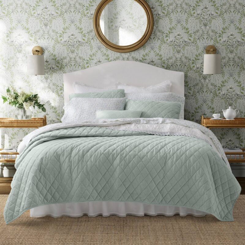 Timeless Designs: The Legacy of Laura Ashley - Cottage style decorating ...